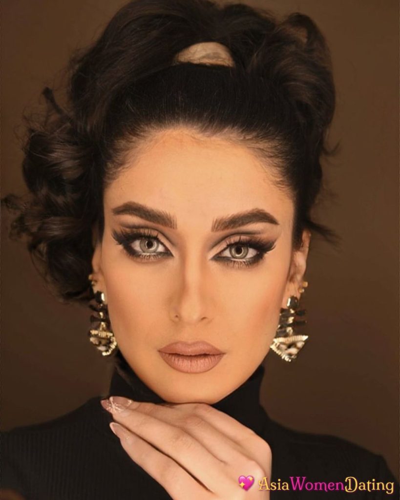 Elegant Iranian Women: What Makes Them the Best Wives?