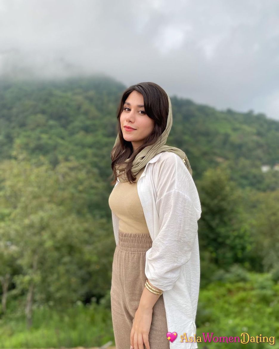Elegant Iranian Women: What Makes Them the Best Wives?